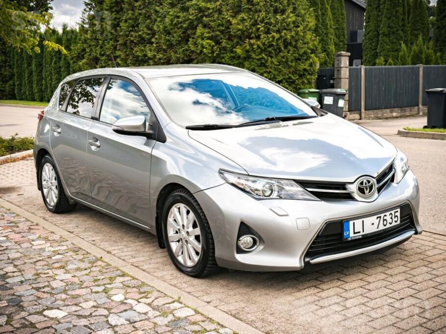 Pelēks Toyota Auris 2013 Rīga, ar dzinēja tilpumu 1.40 L un nobraukumu 241 tūkst. km par 4990 €, foto 4 vietnē AUTOMOTO.COM.LV