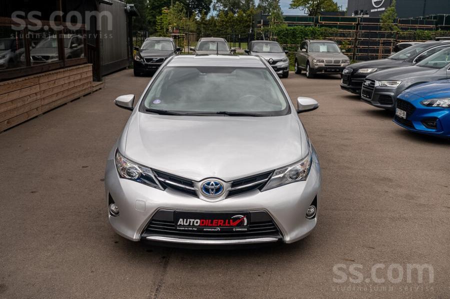 Grey Toyota Auris 2013 in Riga, with an engine capacity of 1.80 L and mileage of 0 thousand km for 8650 €, photo 4 on AUTOMOTO.COM.LV