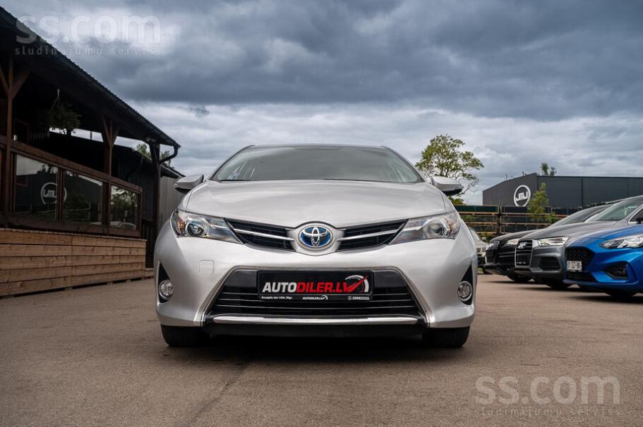 Grey Toyota Auris 2013 in Riga, with an engine capacity of 1.80 L and mileage of 0 thousand km for 8650 €, photo 5 on AUTOMOTO.COM.LV