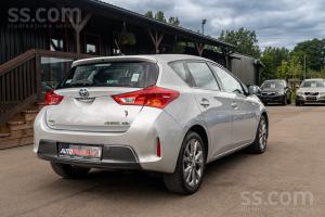 Grey Toyota Auris 2013 in Riga, with an engine capacity of 1.80 L and mileage of 0 thousand km for 8650 €, photo 13 on AUTOMOTO.COM.LV
