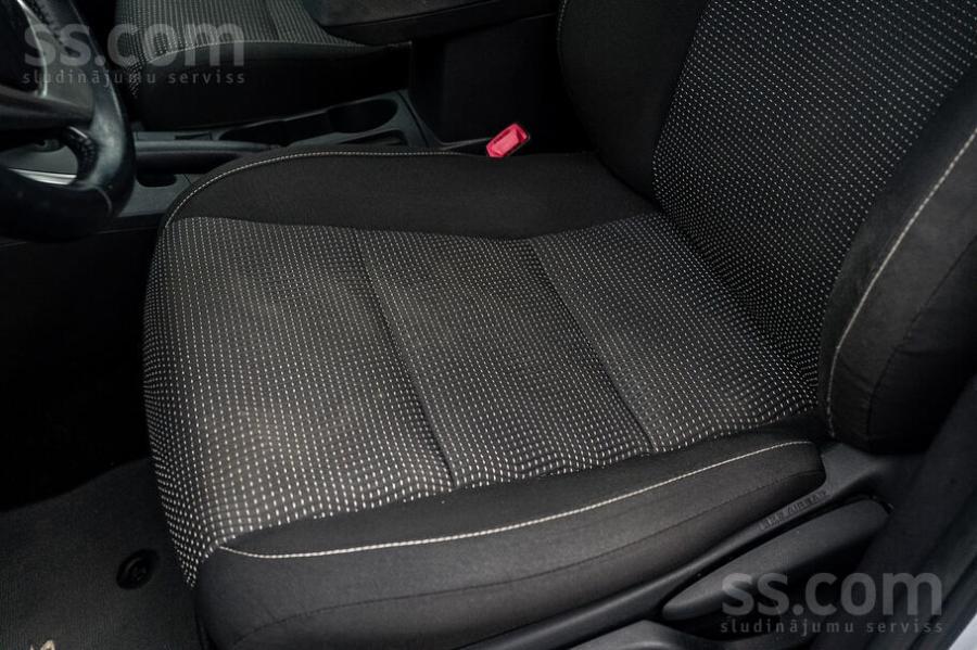 Grey Toyota Auris 2013 in Riga, with an engine capacity of 1.80 L and mileage of 0 thousand km for 8650 €, photo 20 on AUTOMOTO.COM.LV