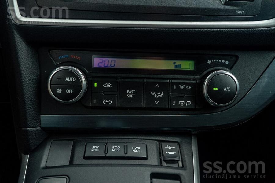 Grey Toyota Auris 2013 in Riga, with an engine capacity of 1.80 L and mileage of 0 thousand km for 8650 €, photo 27 on AUTOMOTO.COM.LV