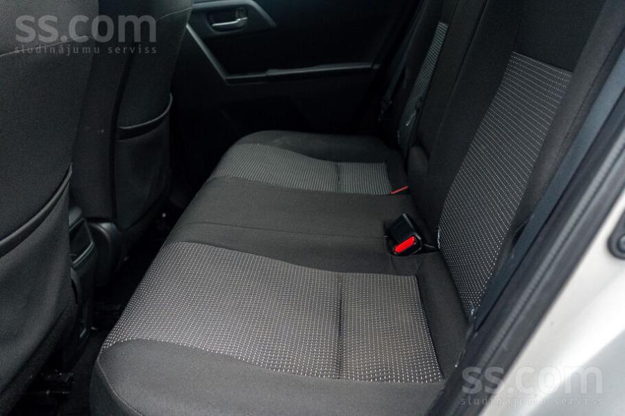 Grey Toyota Auris 2013 in Riga, with an engine capacity of 1.80 L and mileage of 0 thousand km for 8650 €, photo 28 on AUTOMOTO.COM.LV