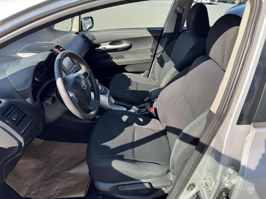Pelēks Toyota Auris 2013 Telšiai, ar dzinēja tilpumu 1.80 L un nobraukumu 263 tūkst. km par 6200 €, foto 17 vietnē AUTOMOTO.COM.LV