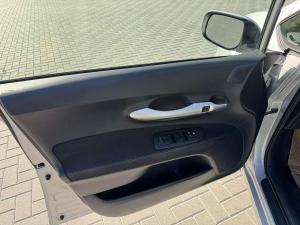 Pelēks Toyota Auris 2013 Telšiai, ar dzinēja tilpumu 1.80 L un nobraukumu 263 tūkst. km par 6200 €, foto 19 vietnē AUTOMOTO.COM.LV