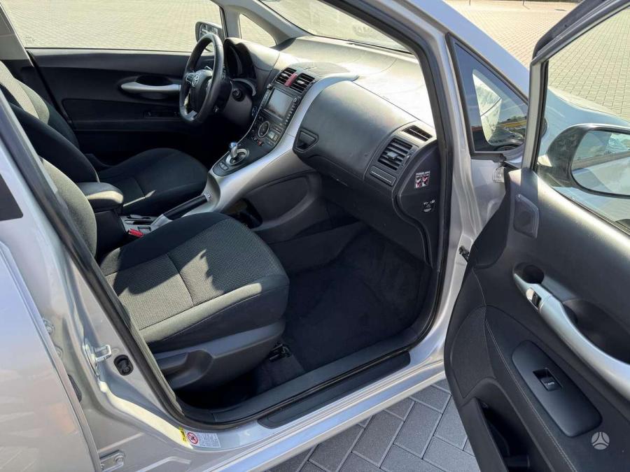 Pelēks Toyota Auris 2013 Telšiai, ar dzinēja tilpumu 1.80 L un nobraukumu 263 tūkst. km par 6200 €, foto 23 vietnē AUTOMOTO.COM.LV