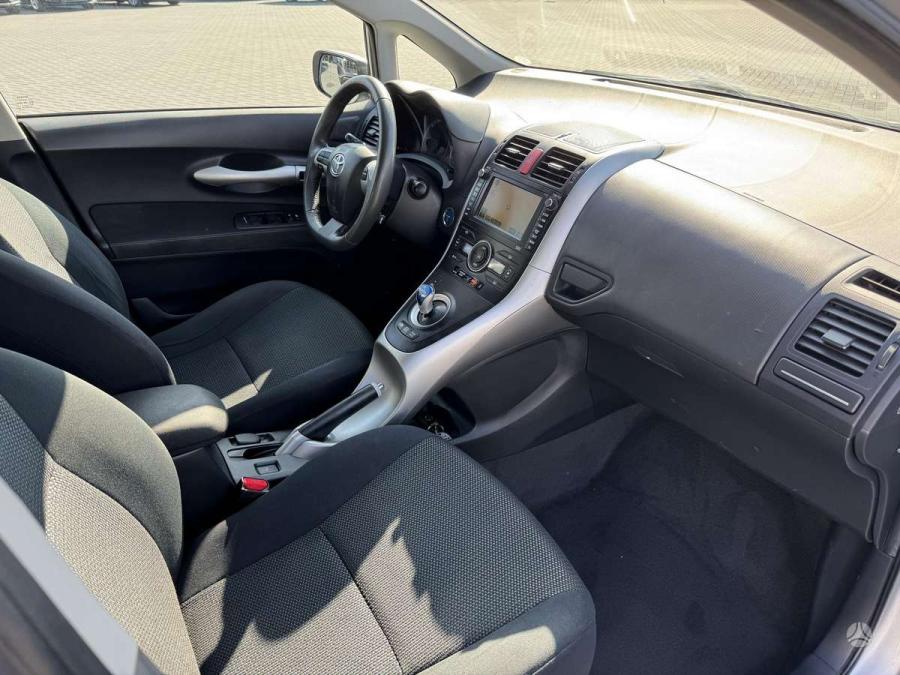 Pelēks Toyota Auris 2013 Telšiai, ar dzinēja tilpumu 1.80 L un nobraukumu 263 tūkst. km par 6200 €, foto 24 vietnē AUTOMOTO.COM.LV