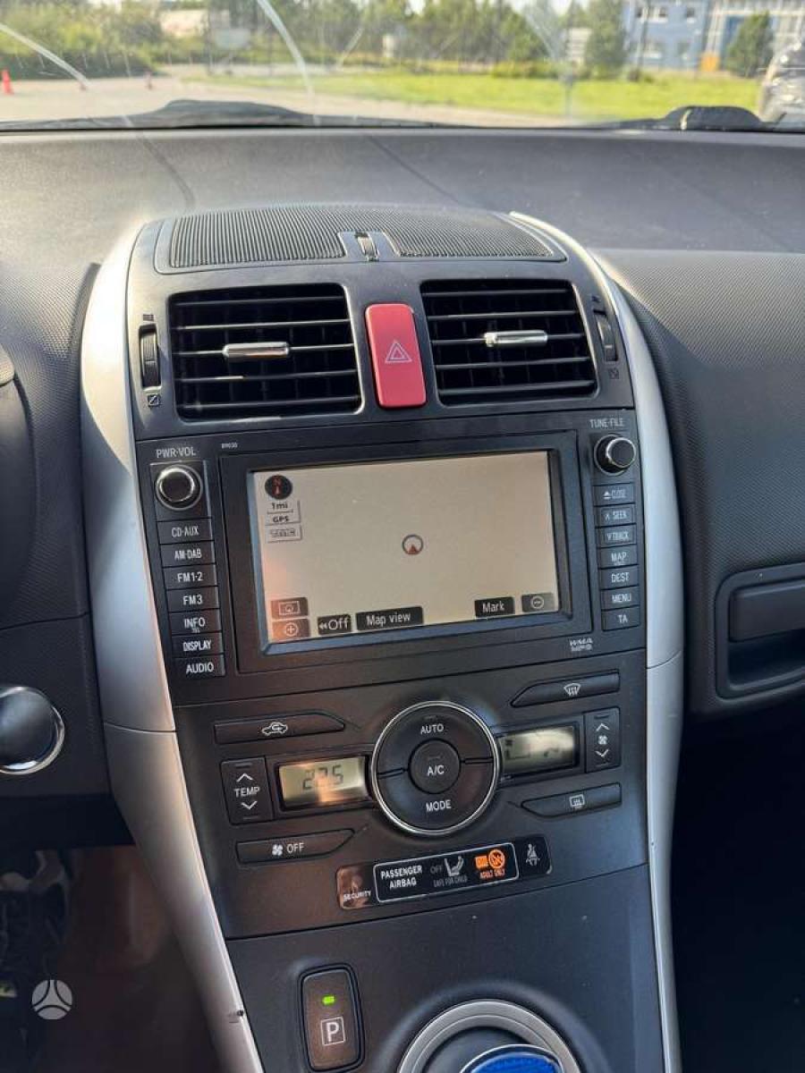 Pelēks Toyota Auris 2013 Telšiai, ar dzinēja tilpumu 1.80 L un nobraukumu 263 tūkst. km par 6200 €, foto 26 vietnē AUTOMOTO.COM.LV