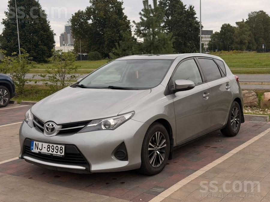 Grey Toyota Auris 2013 in Riga, with an engine capacity of 1.40 L and mileage of 354 thousand km for 3900 €, photo 3 on AUTOMOTO.COM.LV