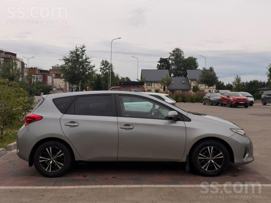 Grey Toyota Auris 2013 in Riga, with an engine capacity of 1.40 L and mileage of 354 thousand km for 3900 €, photo 5 on AUTOMOTO.COM.LV