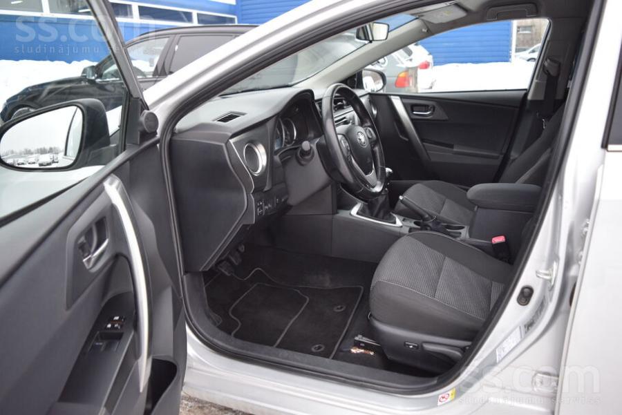 Pelēks Toyota Auris 2013 Rīga, ar dzinēja tilpumu 1.40 L un nobraukumu 308 tūkst. km par 4400 €, foto 4 vietnē AUTOMOTO.COM.LV