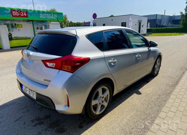 Toyota Auris 2013 Rīga vietnē Pelēks Toyota Auris 2013 Rīga, ar dzinēja tilpumu 1.40 L un nobraukumu 260 tūkst. km par 5600 €, foto 4 vietnē AUTOMOTO.COM.LV