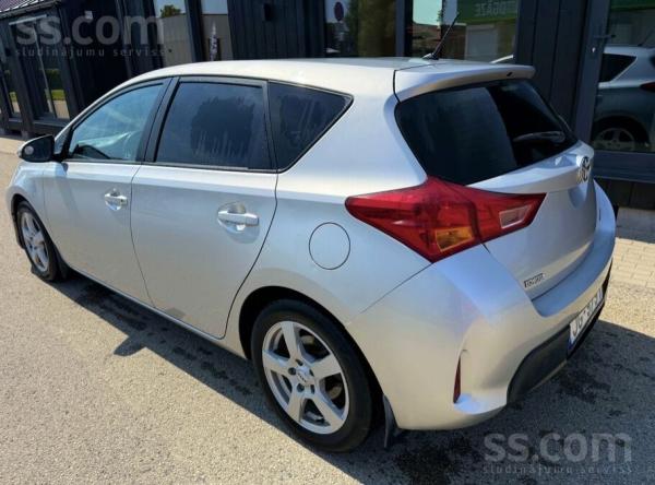 Toyota Auris 2013 Rīga vietnē Pelēks Toyota Auris 2013 Rīga, ar dzinēja tilpumu 1.40 L un nobraukumu 260 tūkst. km par 5600 €, foto 5 vietnē AUTOMOTO.COM.LV