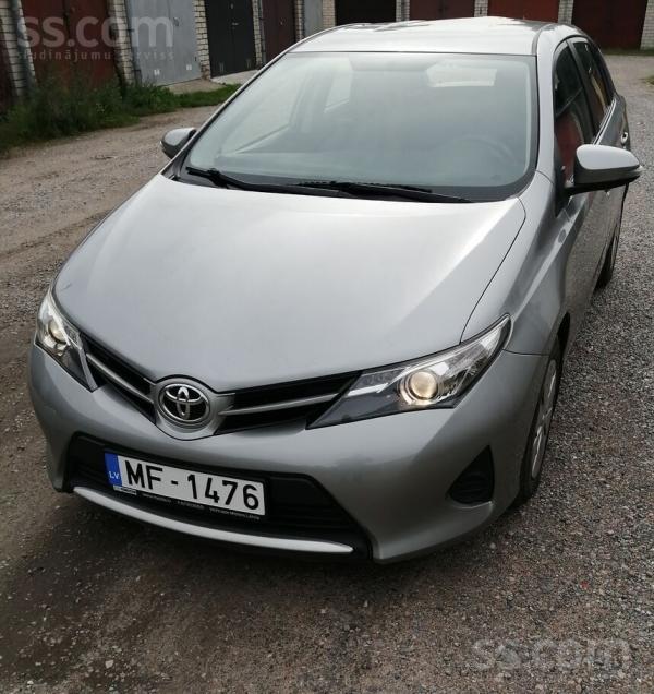 Pelēks Toyota Auris 2013 Rīga, ar dzinēja tilpumu 1.40 L un nobraukumu 146 tūkst. km par 4000 €, foto 1 vietnē AUTOMOTO.COM.LV