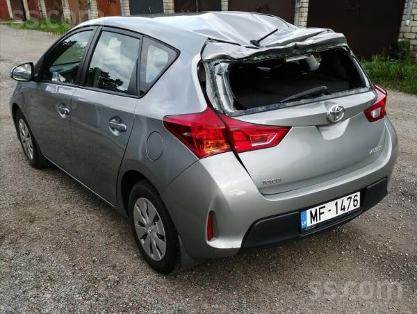 Pelēks Toyota Auris 2013 Rīga, ar dzinēja tilpumu 1.40 L un nobraukumu 146 tūkst. km par 4000 €, foto 6 vietnē AUTOMOTO.COM.LV
