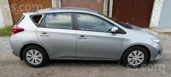 Pelēks Toyota Auris 2013 Rīga, ar dzinēja tilpumu 1.40 L un nobraukumu 146 tūkst. km par 4000 €, foto 9 vietnē AUTOMOTO.COM.LV