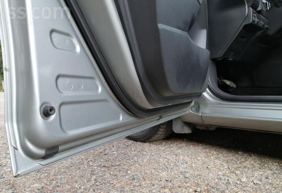 Grey Toyota Auris 2013 in Riga, with an engine capacity of 1.40 L and mileage of 146 thousand km for 4000 €, photo 16 on AUTOMOTO.COM.LV