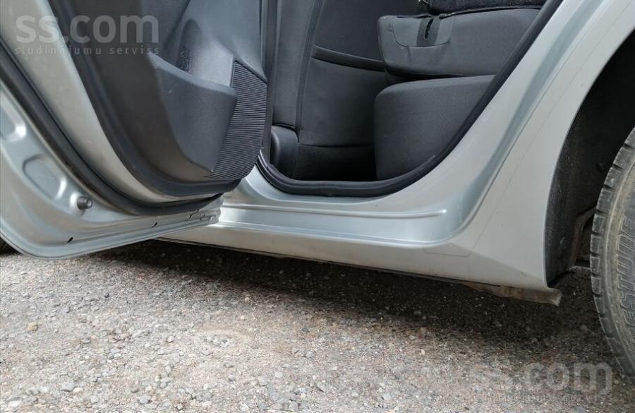 Grey Toyota Auris 2013 in Riga, with an engine capacity of 1.40 L and mileage of 146 thousand km for 4000 €, photo 17 on AUTOMOTO.COM.LV