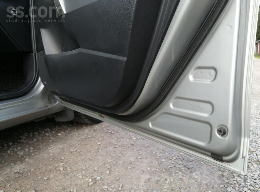 Grey Toyota Auris 2013 in Riga, with an engine capacity of 1.40 L and mileage of 146 thousand km for 4000 €, photo 18 on AUTOMOTO.COM.LV