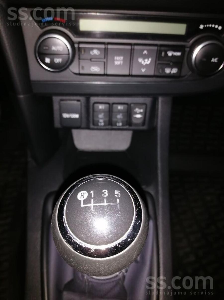 Grey Toyota Auris 2013 in Riga, with an engine capacity of 1.40 L and mileage of 146 thousand km for 4000 €, photo 24 on AUTOMOTO.COM.LV