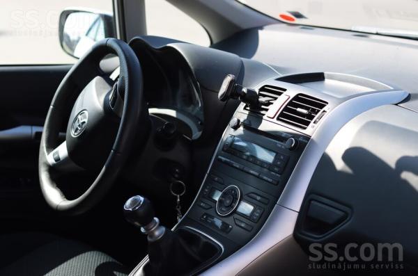 Grey Toyota Auris 2013 in Riga, with an engine capacity of 1.60 L and mileage of 270 thousand km for 4600 €, photo 4 on AUTOMOTO.COM.LV