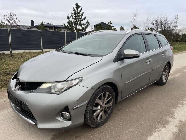 Pelēks Toyota Auris 2014 Kauņa, ar dzinēja tilpumu 1.36 L un nobraukumu 235 tūkst. km par 4000 €, foto 1 vietnē AUTOMOTO.COM.LV