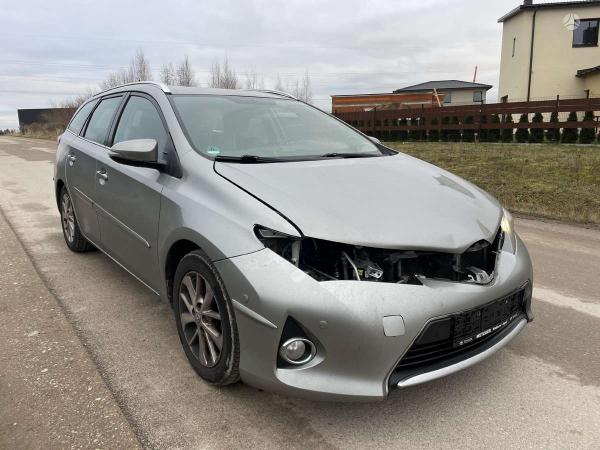 Pelēks Toyota Auris 2014 Kauņa, ar dzinēja tilpumu 1.36 L un nobraukumu 235 tūkst. km par 4000 €, foto 2 vietnē AUTOMOTO.COM.LV