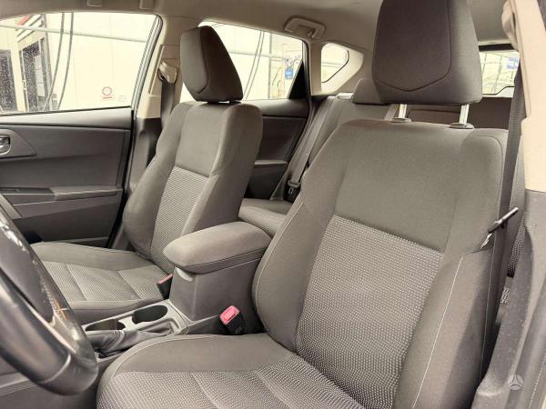 Pelēks Toyota Auris 2014 Viļņa, ar dzinēja tilpumu 1.80 L un nobraukumu 106 tūkst. km par 11500 €, foto 11 vietnē AUTOMOTO.COM.LV
