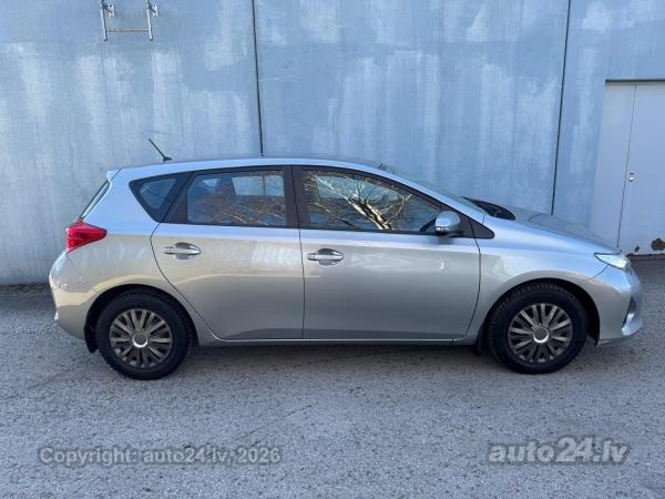 Grey Toyota Auris 2014 in Tallinn, with an engine capacity of 1.60 L and mileage of 107 thousand km for 7495 €, photo 6 on AUTOMOTO.COM.LV