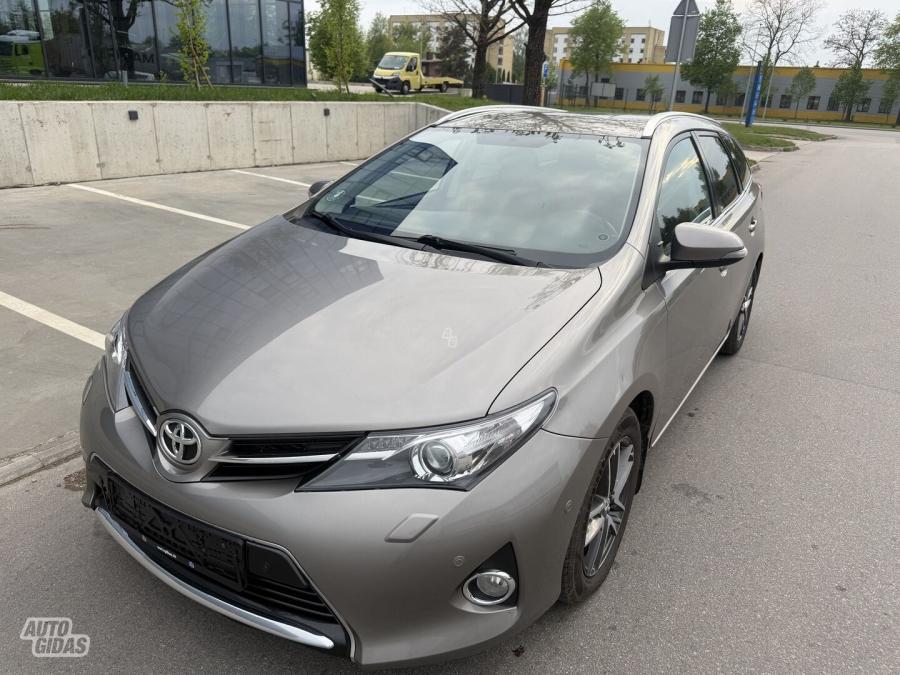 Pelēks Toyota Auris 2014 Panevēža, ar dzinēja tilpumu 2.00 L un nobraukumu 264 tūkst. km par 5555 €, foto 1 vietnē AUTOMOTO.COM.LV