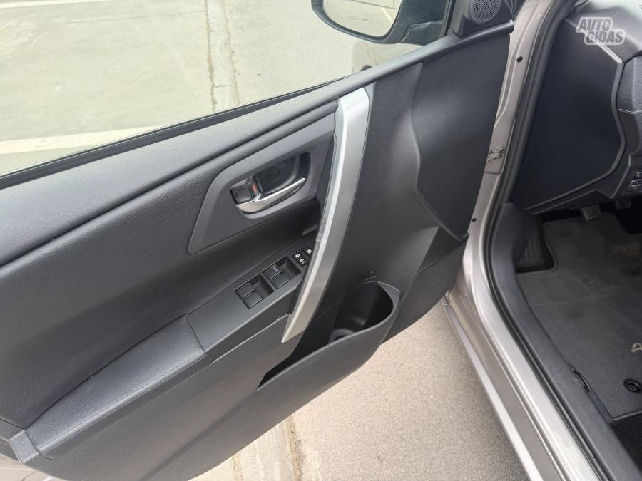 Pelēks Toyota Auris 2014 Panevēža, ar dzinēja tilpumu 2.00 L un nobraukumu 264 tūkst. km par 5555 €, foto 25 vietnē AUTOMOTO.COM.LV