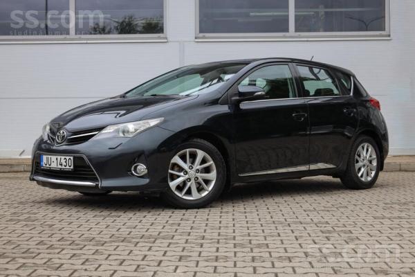 Grey Toyota Auris 2014 in Riga, with an engine capacity of 1.60 L and mileage of 0 thousand km for 6495 €, photo 1 on AUTOMOTO.COM.LV