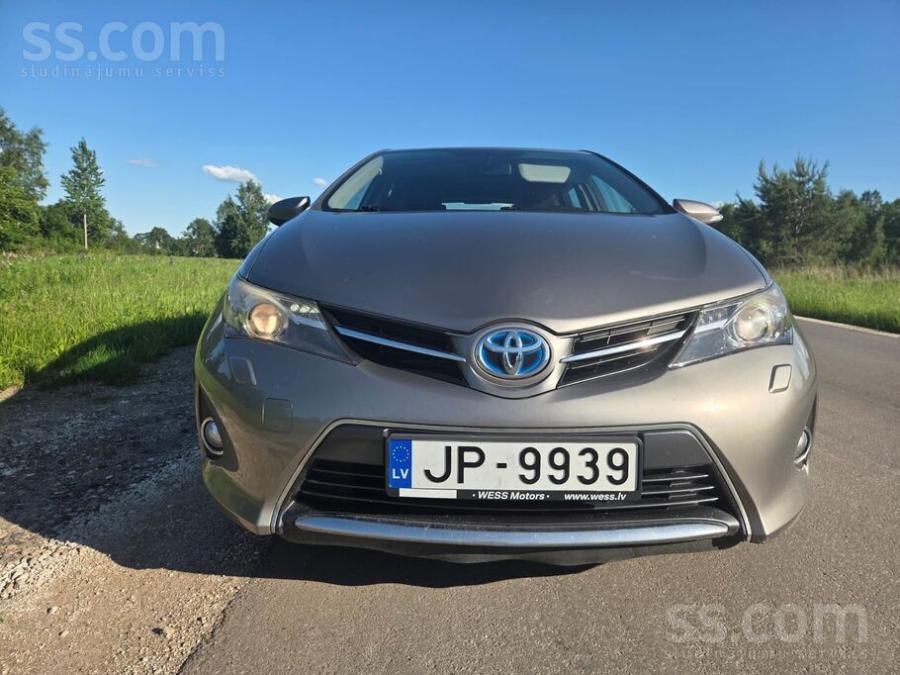 Grey Toyota Auris 2014 in Riga, with an engine capacity of 1.80 L and mileage of 173 thousand km for 8800 €, photo 1 on AUTOMOTO.COM.LV