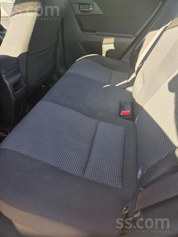 Pelēks Toyota Auris 2014 Rīga, ar dzinēja tilpumu 1.80 L un nobraukumu 173 tūkst. km par 8200 €, foto 7 vietnē AUTOMOTO.COM.LV