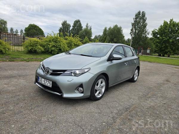 Grey Toyota Auris 2014 in Bauska, with an engine capacity of 1.60 L and mileage of 190 thousand km for 6950 €, photo 1 on AUTOMOTO.COM.LV