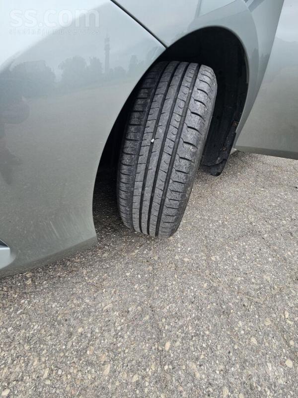 Grey Toyota Auris 2014 in Bauska, with an engine capacity of 1.60 L and mileage of 190 thousand km for 6950 €, photo 8 on AUTOMOTO.COM.LV