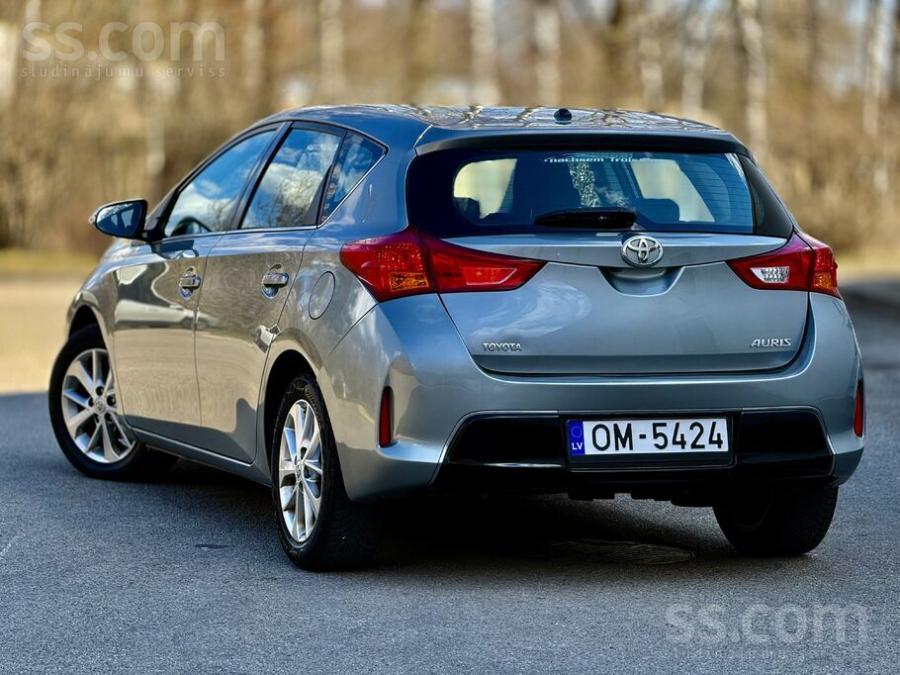 Grey Toyota Auris 2014 in Riga, with an engine capacity of 1.40 L and mileage of 0 thousand km for 5250 €, photo 4 on AUTOMOTO.COM.LV