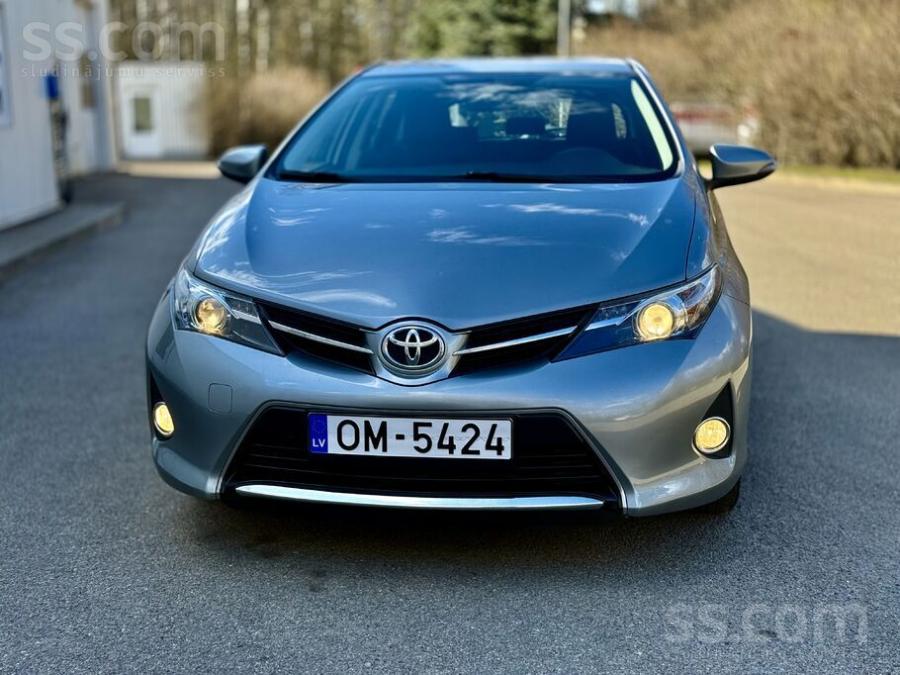 Grey Toyota Auris 2014 in Riga, with an engine capacity of 1.40 L and mileage of 0 thousand km for 5250 €, photo 6 on AUTOMOTO.COM.LV