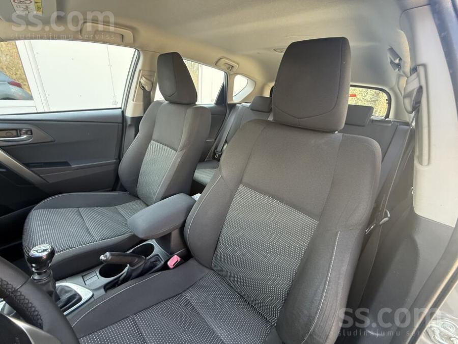 Grey Toyota Auris 2014 in Riga, with an engine capacity of 1.40 L and mileage of 0 thousand km for 5250 €, photo 9 on AUTOMOTO.COM.LV