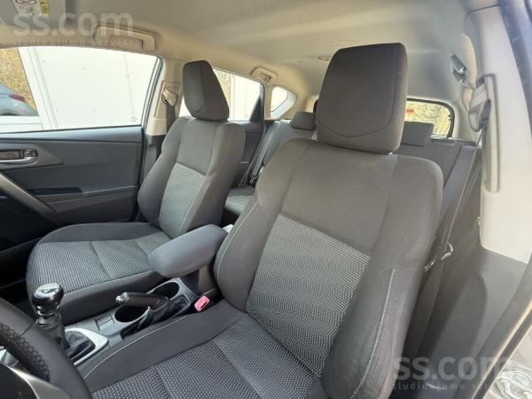 Pelēks Toyota Auris 2014 Rīga, ar dzinēja tilpumu 1.40 L un nobraukumu 0 tūkst. km par 4950 €, foto 8 vietnē AUTOMOTO.COM.LV