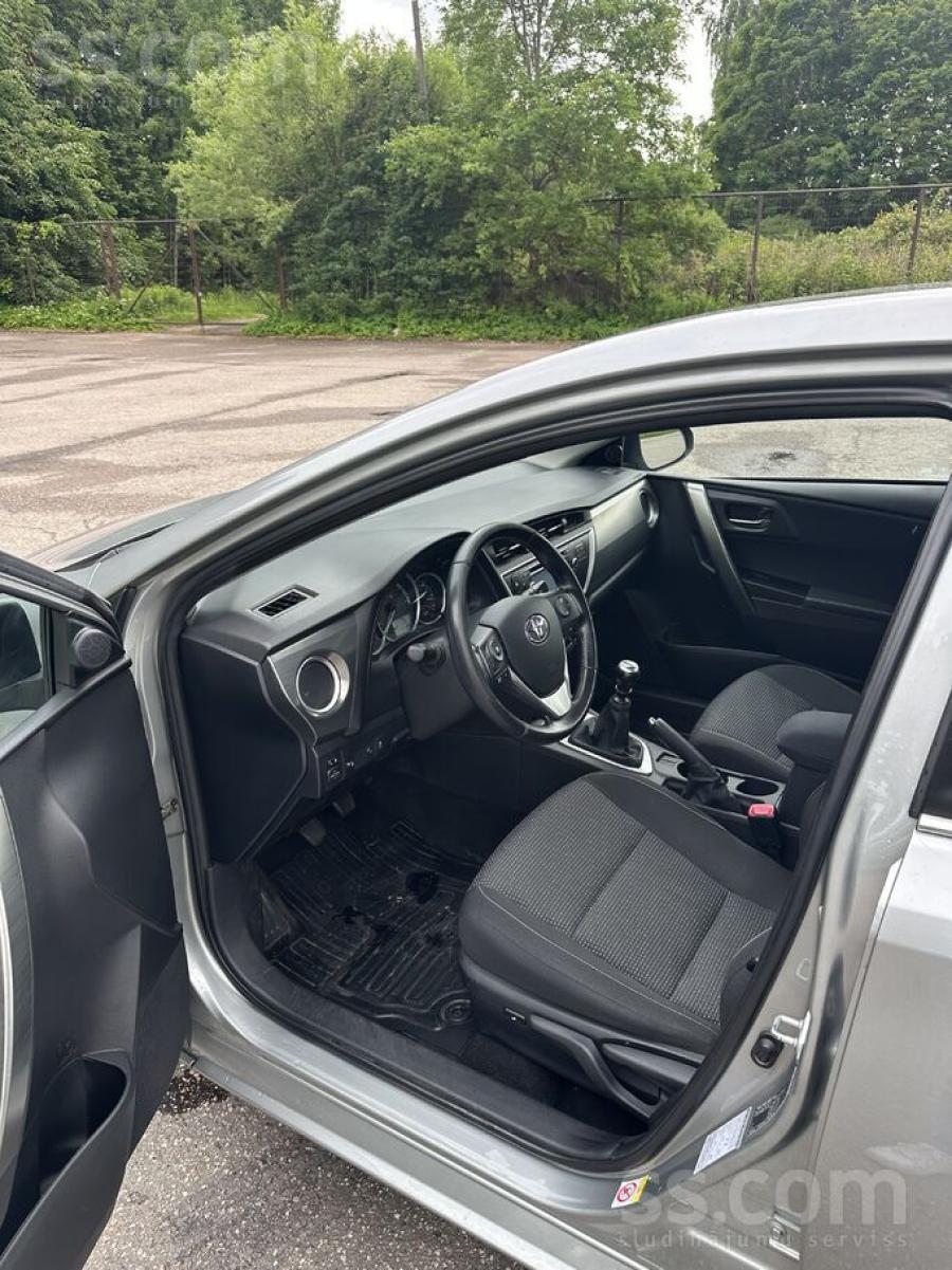 Pelēks Toyota Auris 2014 Rīga, ar dzinēja tilpumu 1.60 L un nobraukumu 172 tūkst. km par 6900 €, foto 7 vietnē AUTOMOTO.COM.LV