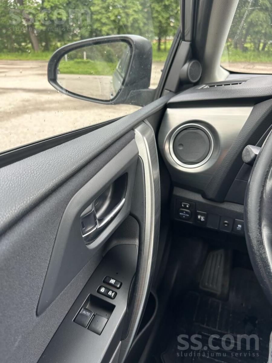 Pelēks Toyota Auris 2014 Rīga, ar dzinēja tilpumu 1.60 L un nobraukumu 172 tūkst. km par 6900 €, foto 11 vietnē AUTOMOTO.COM.LV