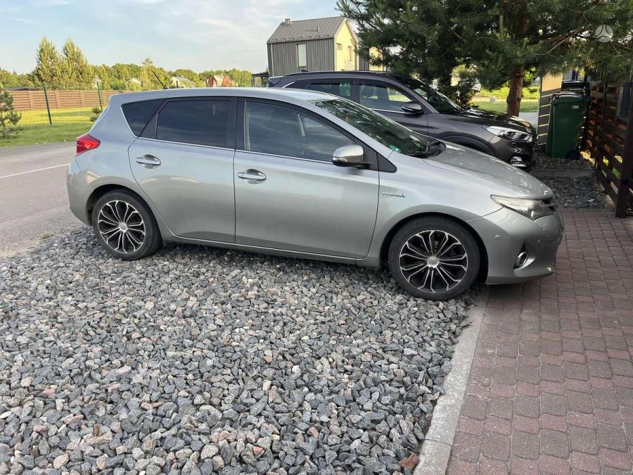 Grey Toyota Auris 2014 in Kaunas, with an engine capacity of 1.80 L and mileage of 195 thousand km for 9350 €, photo 1 on AUTOMOTO.COM.LV