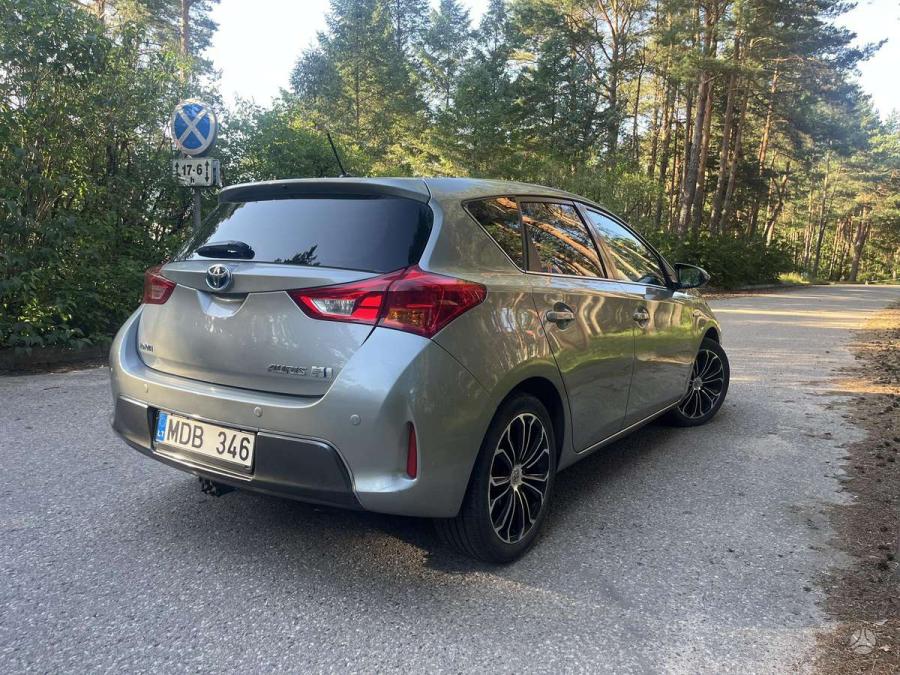 Grey Toyota Auris 2014 in Kaunas, with an engine capacity of 1.80 L and mileage of 195 thousand km for 9350 €, photo 3 on AUTOMOTO.COM.LV