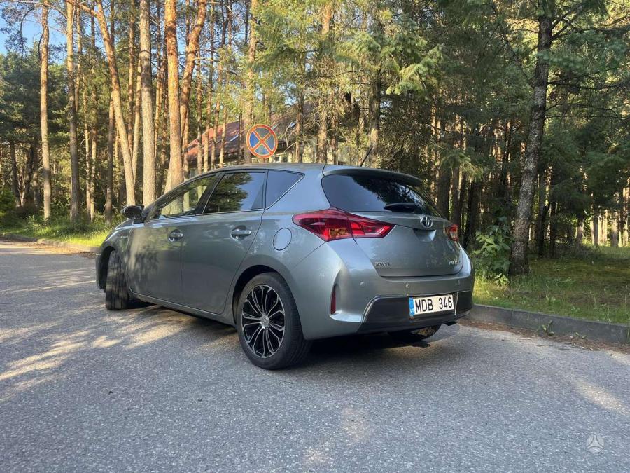 Grey Toyota Auris 2014 in Kaunas, with an engine capacity of 1.80 L and mileage of 195 thousand km for 9350 €, photo 4 on AUTOMOTO.COM.LV