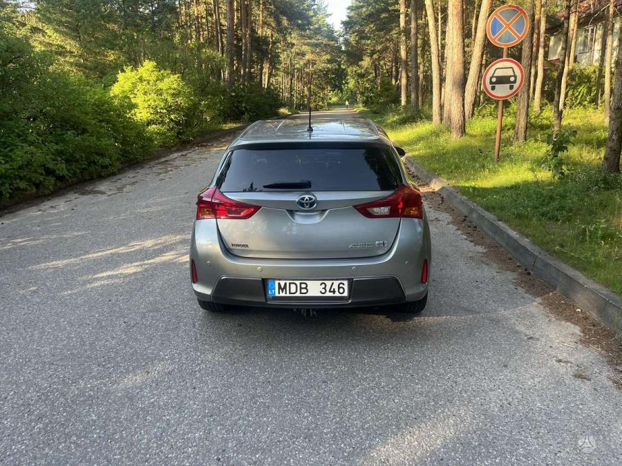 Grey Toyota Auris 2014 in Kaunas, with an engine capacity of 1.80 L and mileage of 195 thousand km for 9350 €, photo 5 on AUTOMOTO.COM.LV