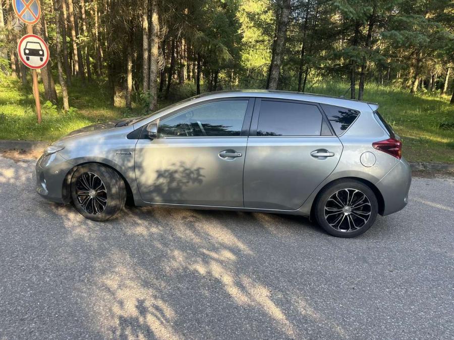 Grey Toyota Auris 2014 in Kaunas, with an engine capacity of 1.80 L and mileage of 195 thousand km for 9350 €, photo 6 on AUTOMOTO.COM.LV