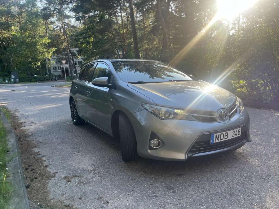 Grey Toyota Auris 2014 in Kaunas, with an engine capacity of 1.80 L and mileage of 195 thousand km for 9350 €, photo 7 on AUTOMOTO.COM.LV