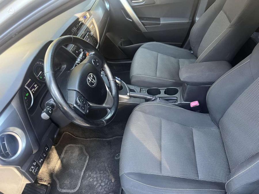 Grey Toyota Auris 2014 in Kaunas, with an engine capacity of 1.80 L and mileage of 195 thousand km for 9350 €, photo 11 on AUTOMOTO.COM.LV