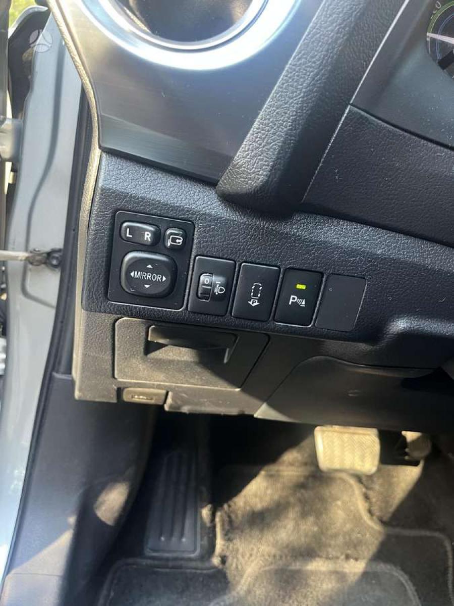 Grey Toyota Auris 2014 in Kaunas, with an engine capacity of 1.80 L and mileage of 195 thousand km for 9350 €, photo 14 on AUTOMOTO.COM.LV